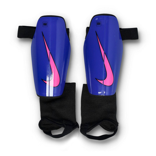 Espinillera Nike Charge Guard racer blue-black-pink blast - Fútbol Emotion
