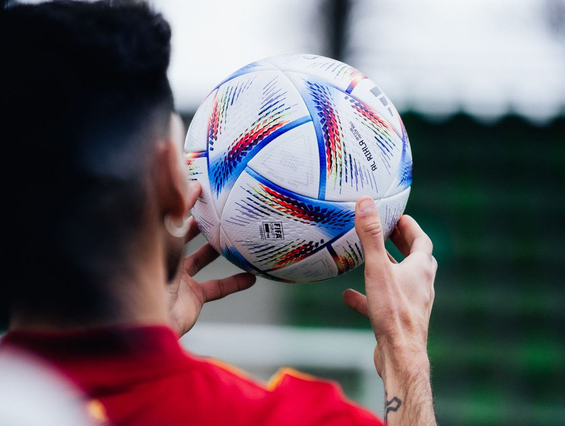 El balón del Mundial de Qatar 2022 adidas Al-Rihla - Blogs - Fútbol Emotion