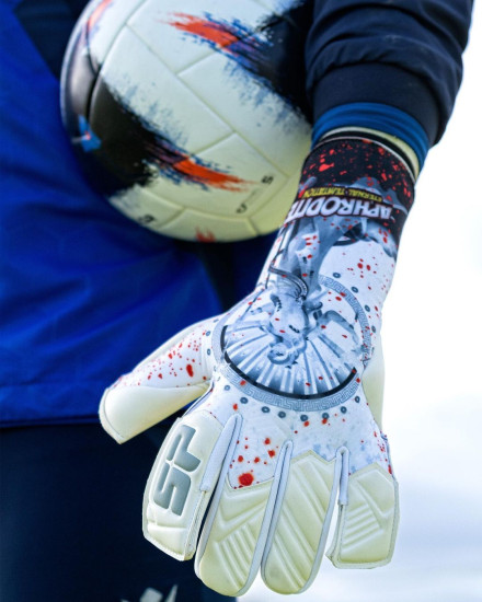 Nuevos guantes SP para Dani Cardenas - Blogs - Fútbol Emotion