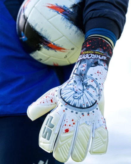 Nuevos guantes SP para Dani Cardenas - Blogs - Fútbol Emotion