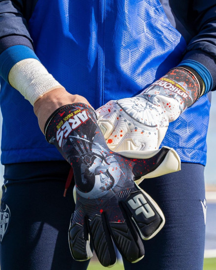 Nuevos guantes SP para Dani Cardenas - Blogs - Fútbol Emotion