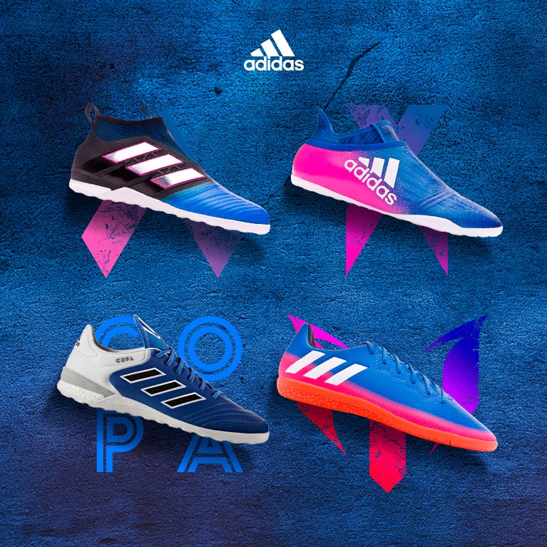 Sapatilhas de futsal e luvas de guarda-redes numa loja especializada em ...