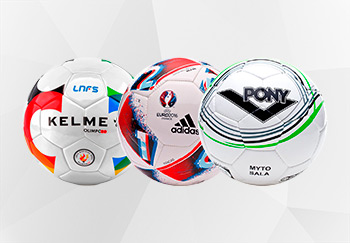 Chaussures de futsal et gants de gardien dans une boutique specialisée ...